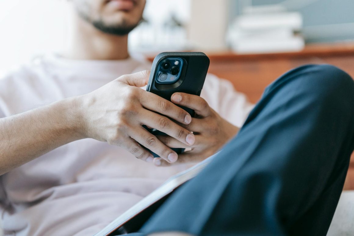 The Role of Social Media Influencers in Modern Journalism - Commershial